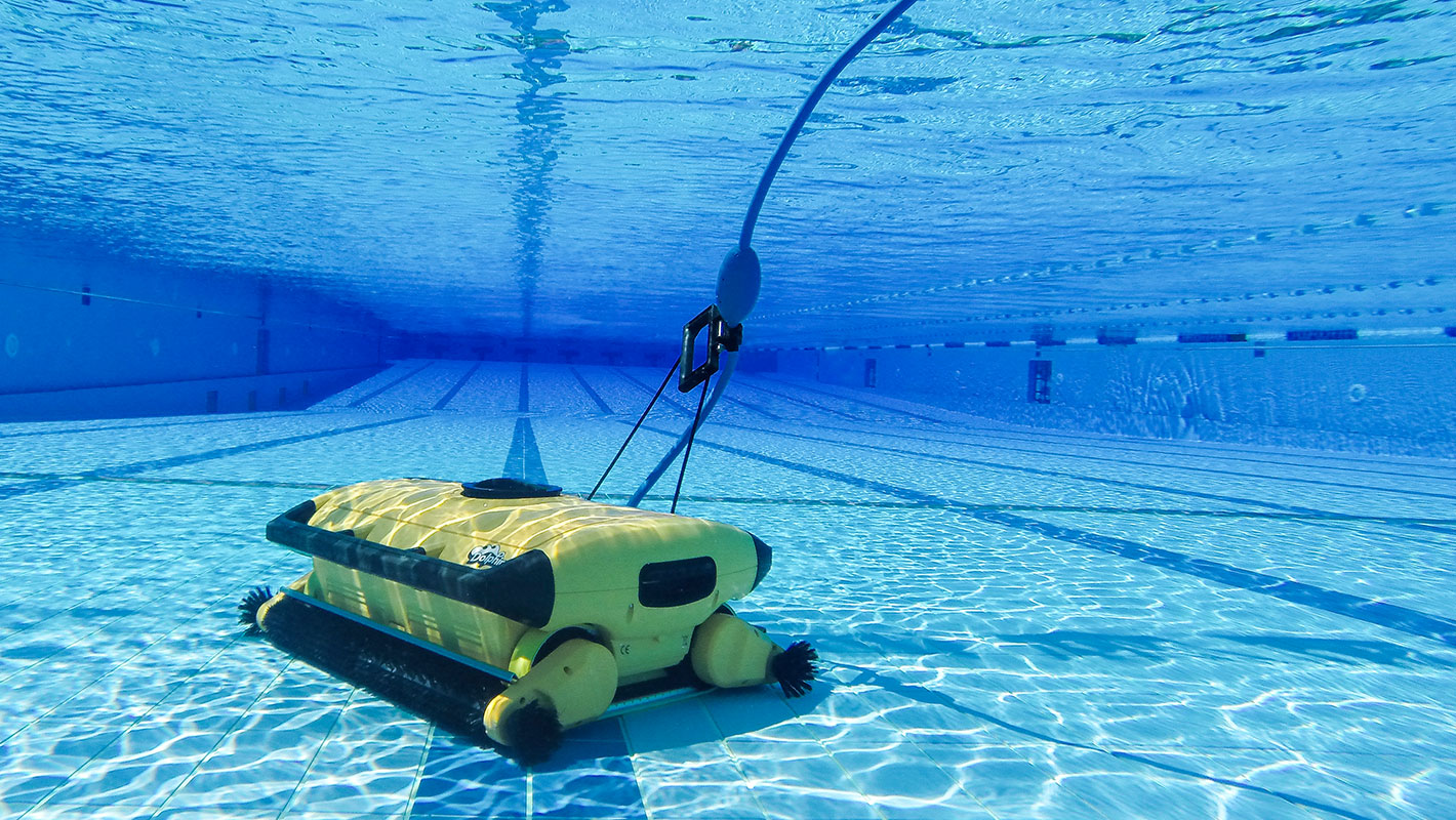 Robot curatare piscina publica Maytronics Dolphin WAVE 300XL